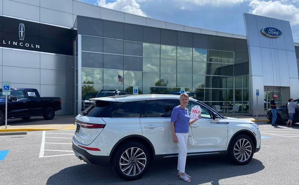 Joyce loves Lincolns | Star Shopper NWA